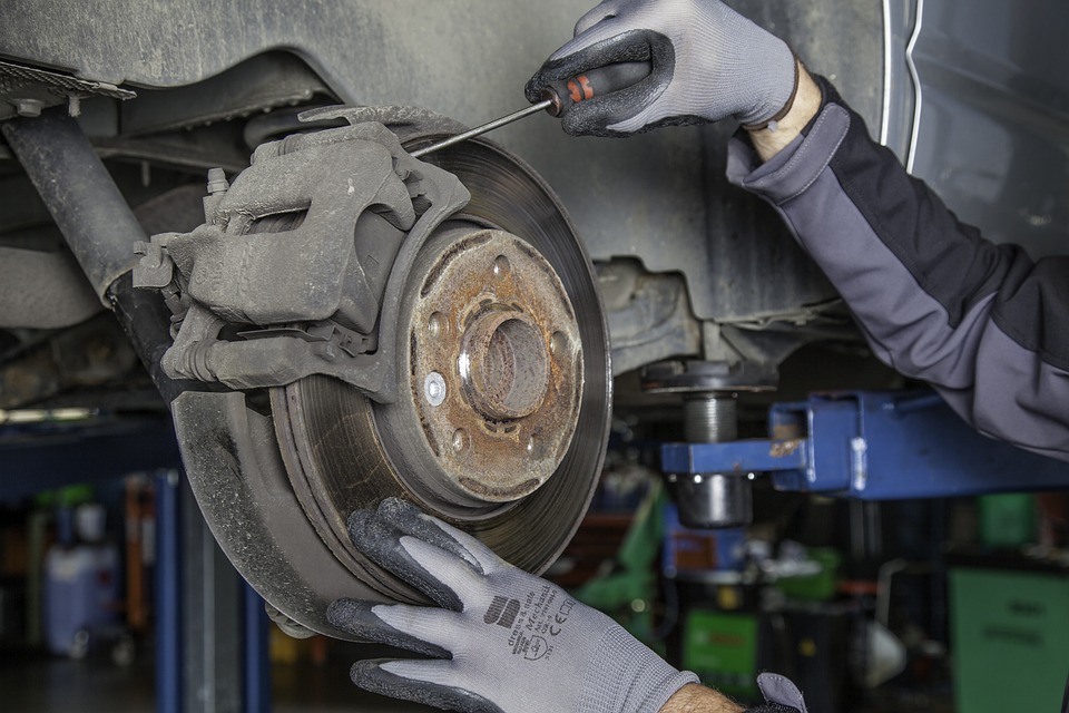 Causes et solutions pour le bruit de crissement en voiture ! | Roadstr